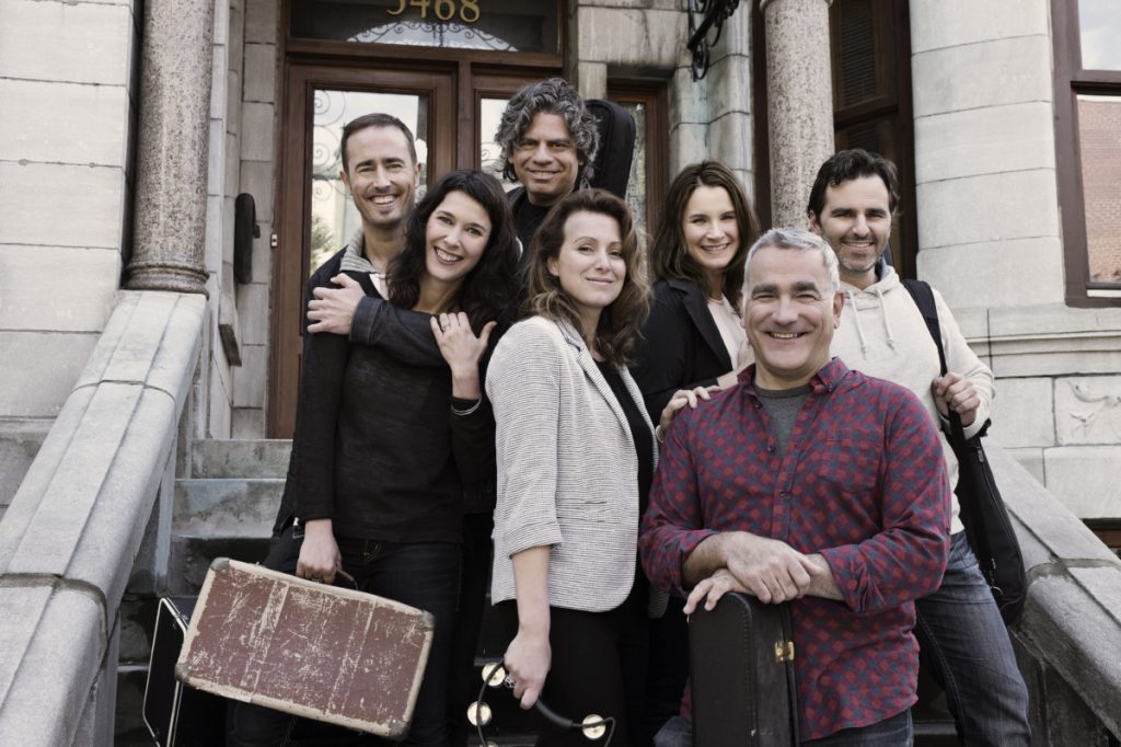 Le band de "L'Auberge du chien noir" sur la route - Courrier Laval