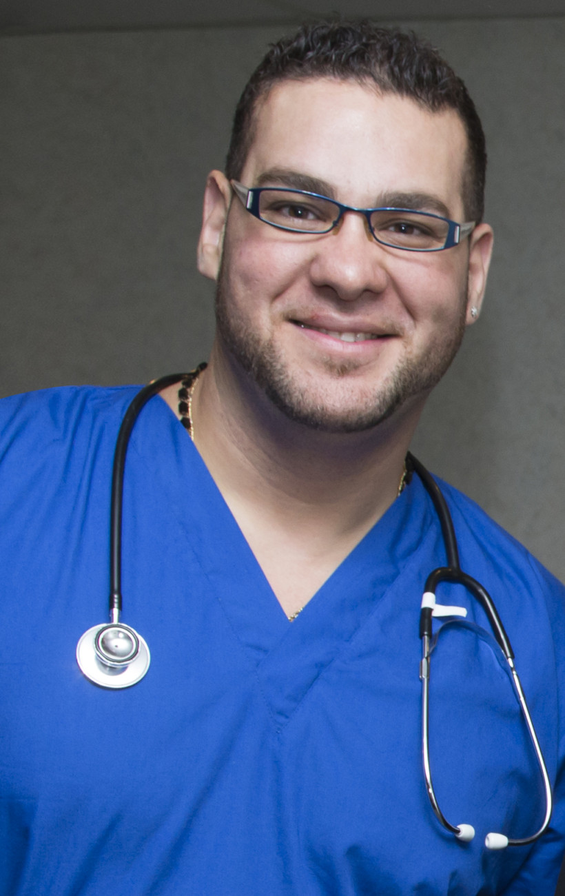 Victime de la guerre, il devient infirmier pour sauver des vies ...