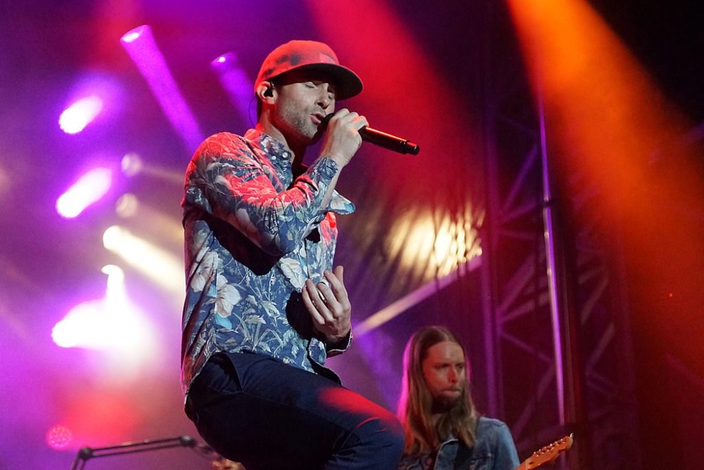 Foule en liesse pour Maroon 5 au Mondial - Courrier Laval