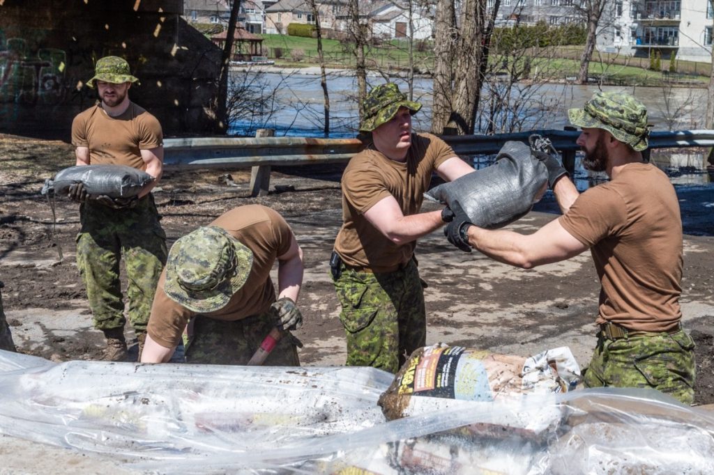 Inondations: François Legault visite l’île Bigras - Courrier Laval