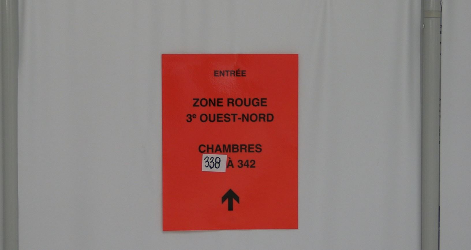Visite guidée de la zone rouge à l'Hôpital de la Cité-de-la-Santé ...
