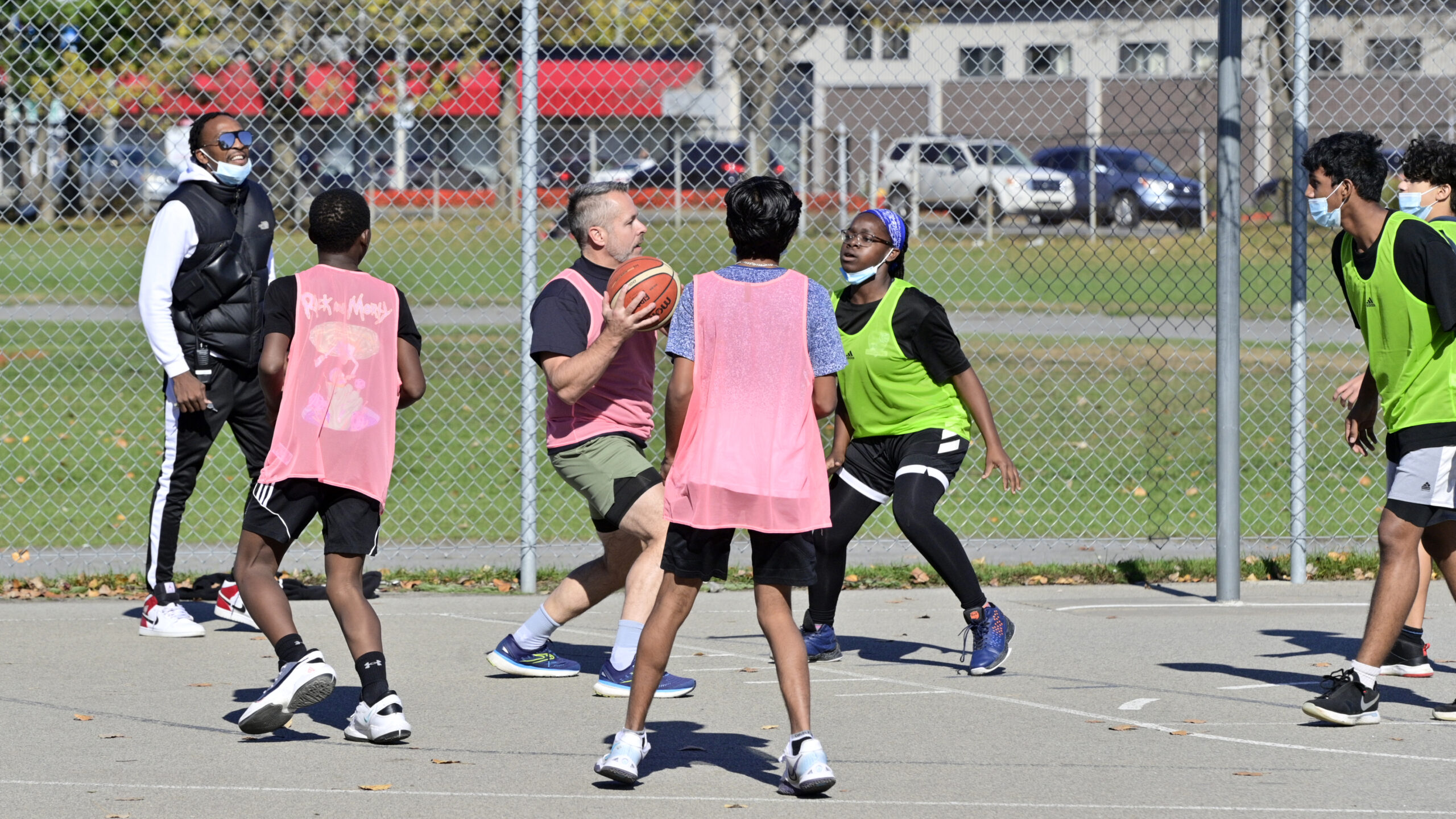 Du basket entre élèves et policiers à l’école Saint-Maxime - Courrier Laval