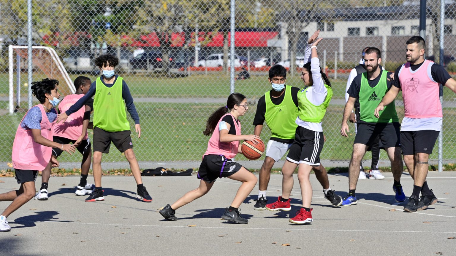 Du basket entre élèves et policiers à l’école Saint-Maxime - Courrier Laval