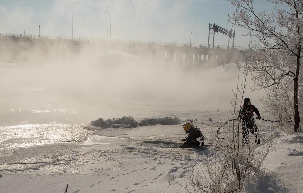 Des scaphandriers à la station Pont-Viau - Courrier Laval