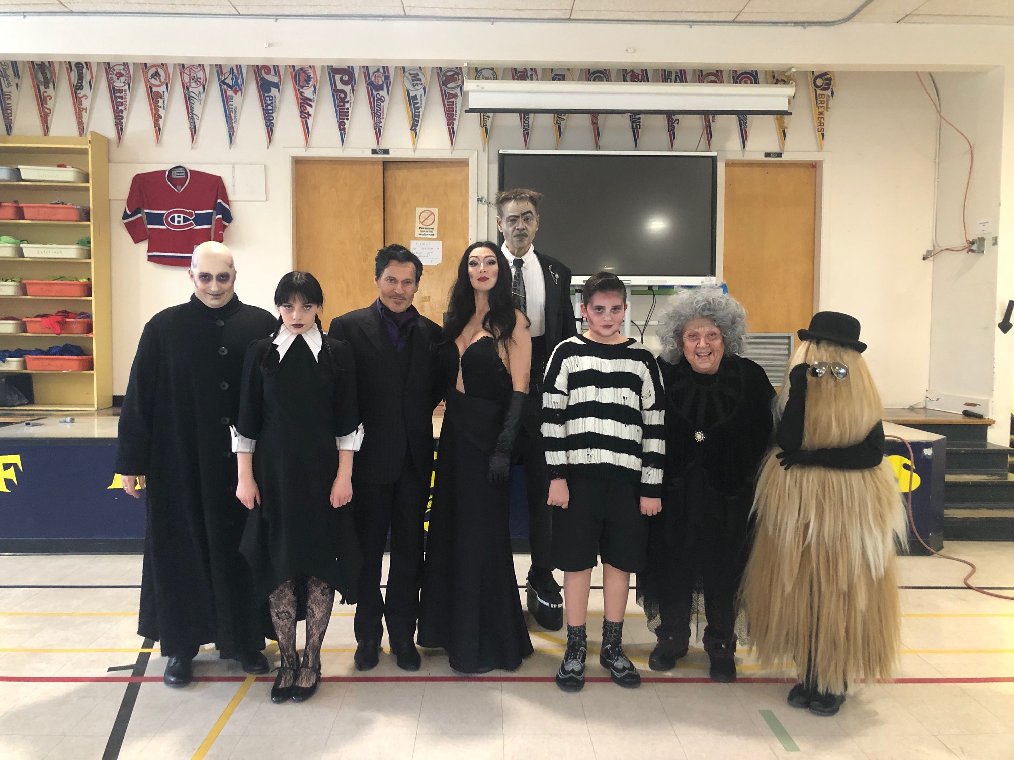 La famille Addams visite l’école le Tandem