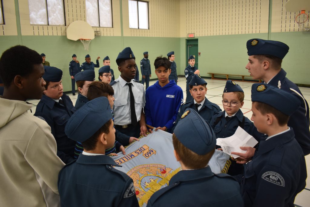 Les Cadets de Laval paradent pour les fêtes - Courrier Laval