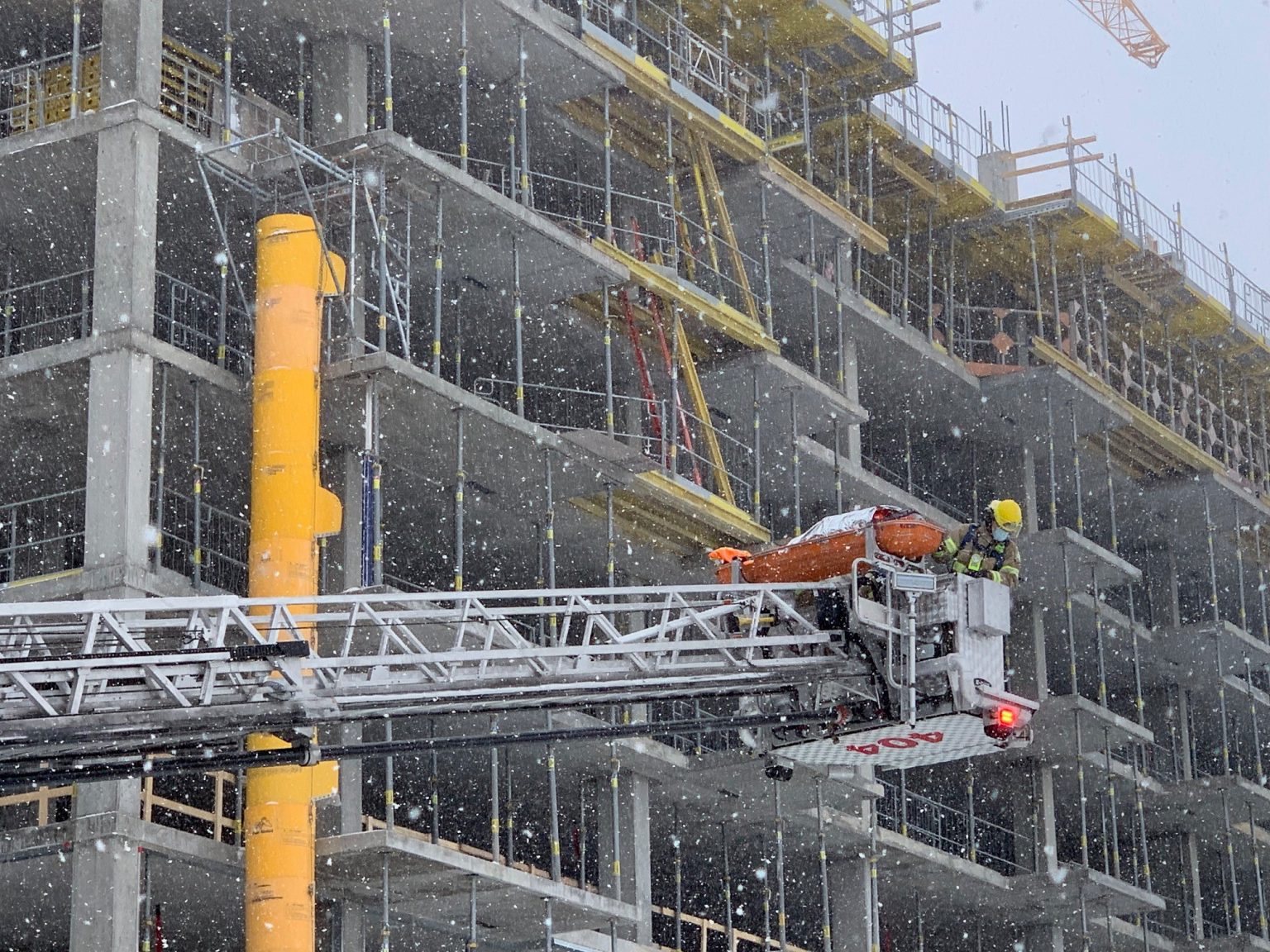 Sauvetage d’un homme blessé au 7e étage d’un building en construction