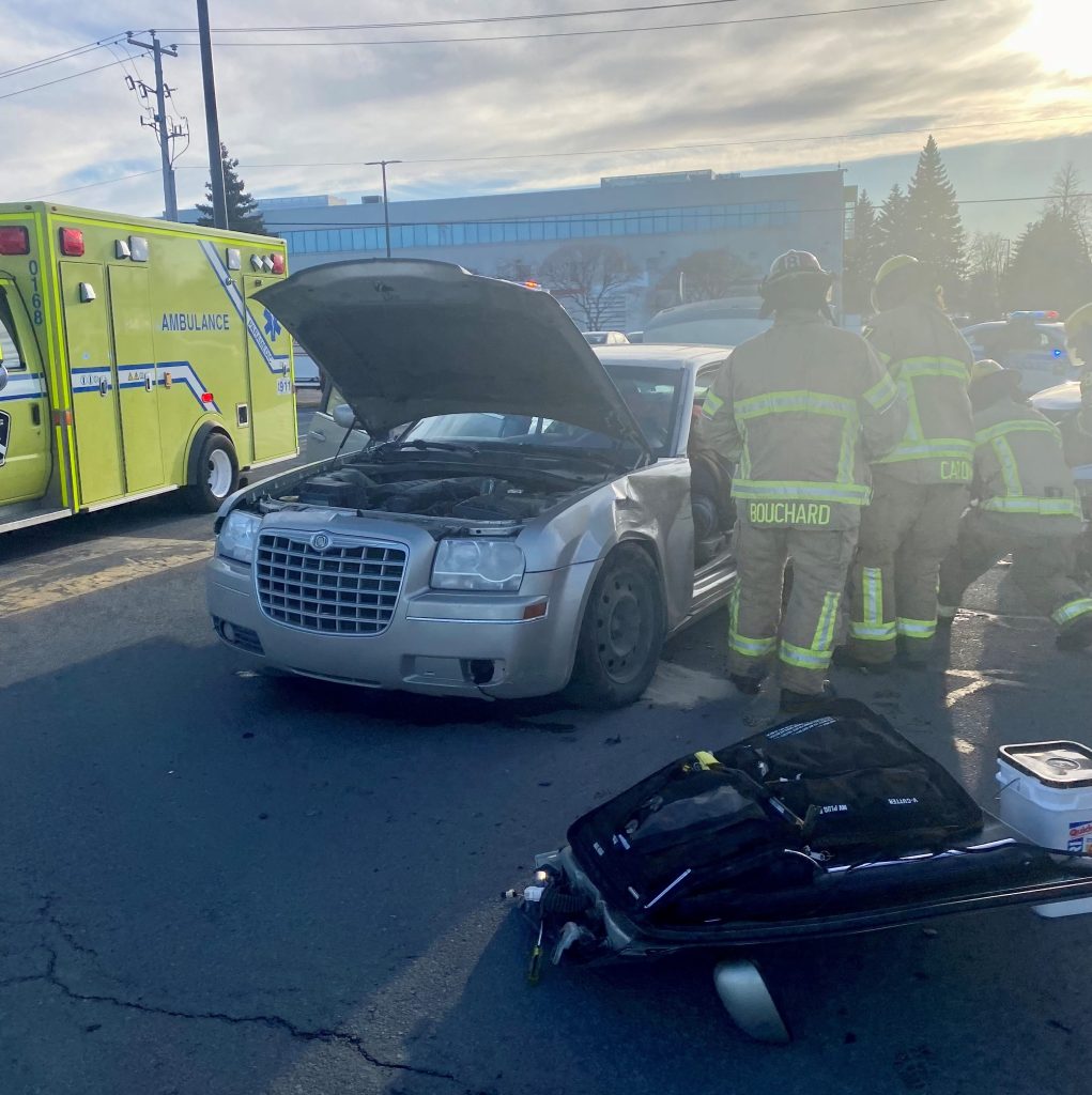 Accident avec désincarcération dans le stationnement du Costco