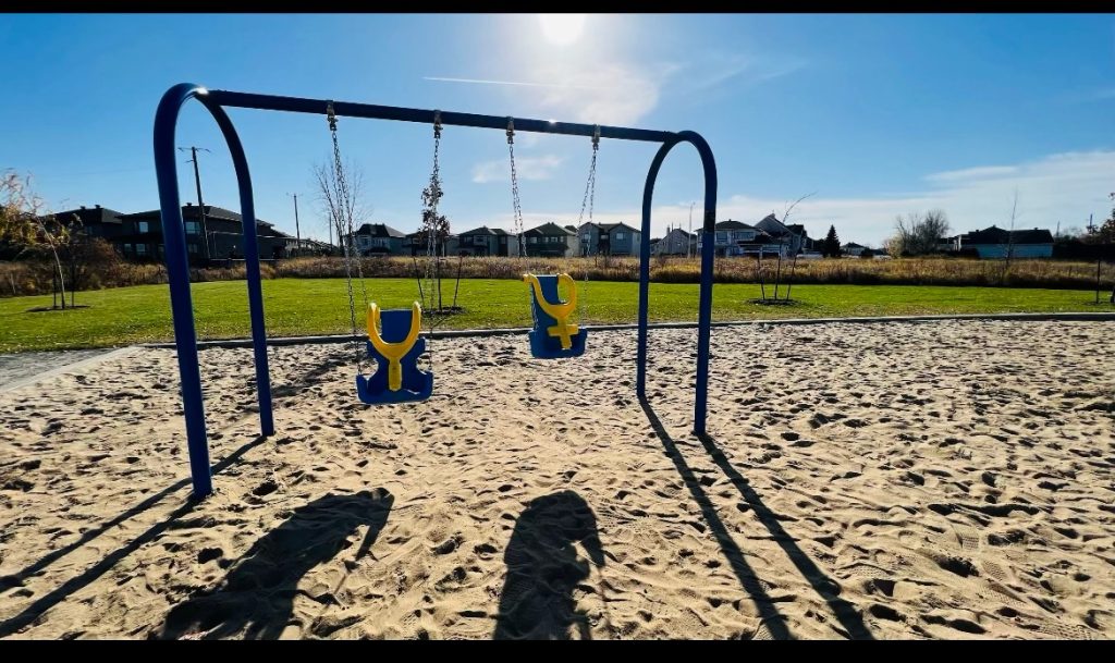 Des balançoires inclusives… aménagées dans le sable!