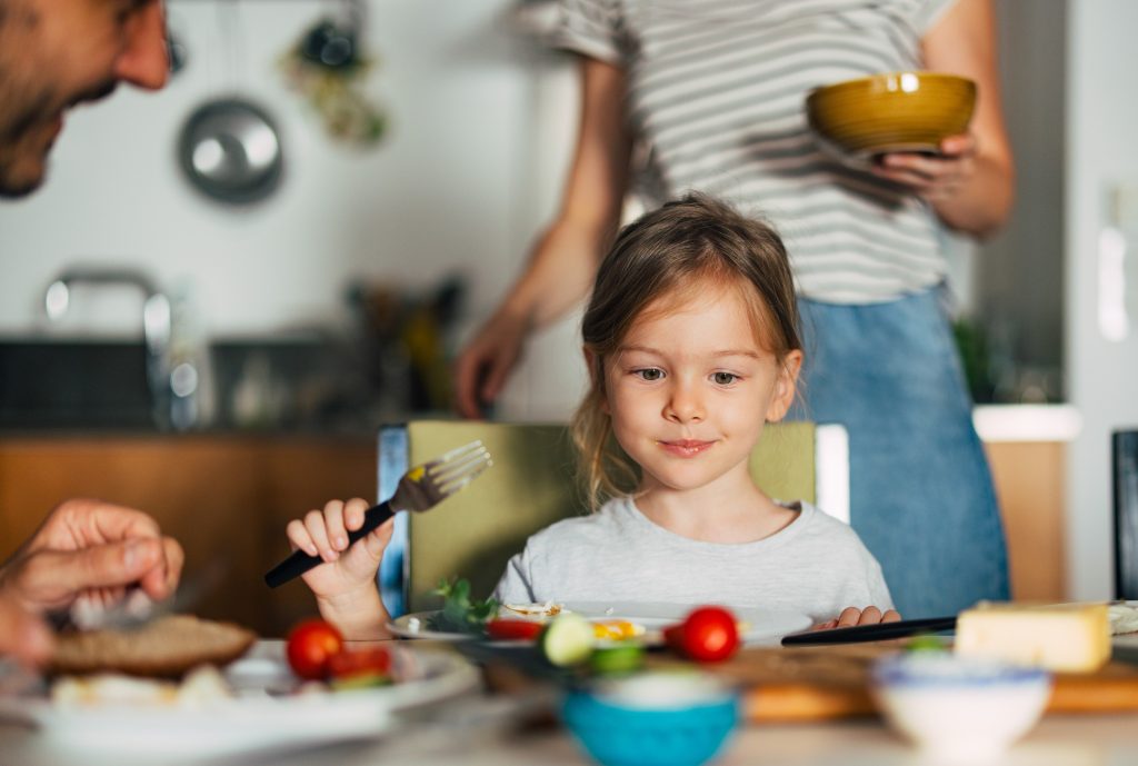 Cinq étapes simples pour aider les enfants à comprendre l’alimentation durable