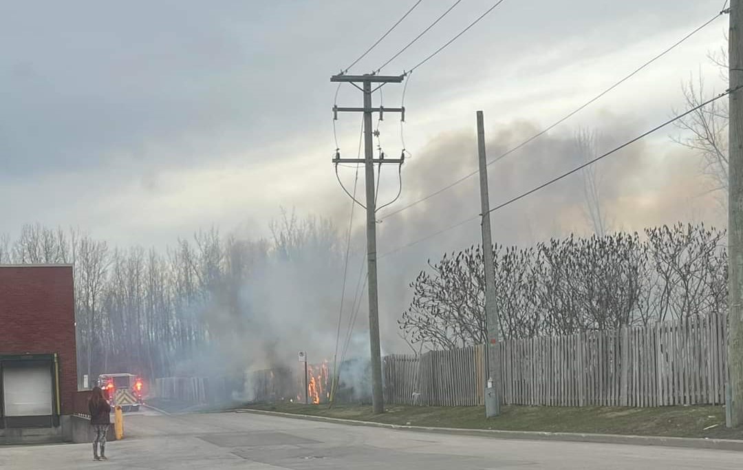 Feu de broussaille et clôture près du supermarché Maxi de Vimont