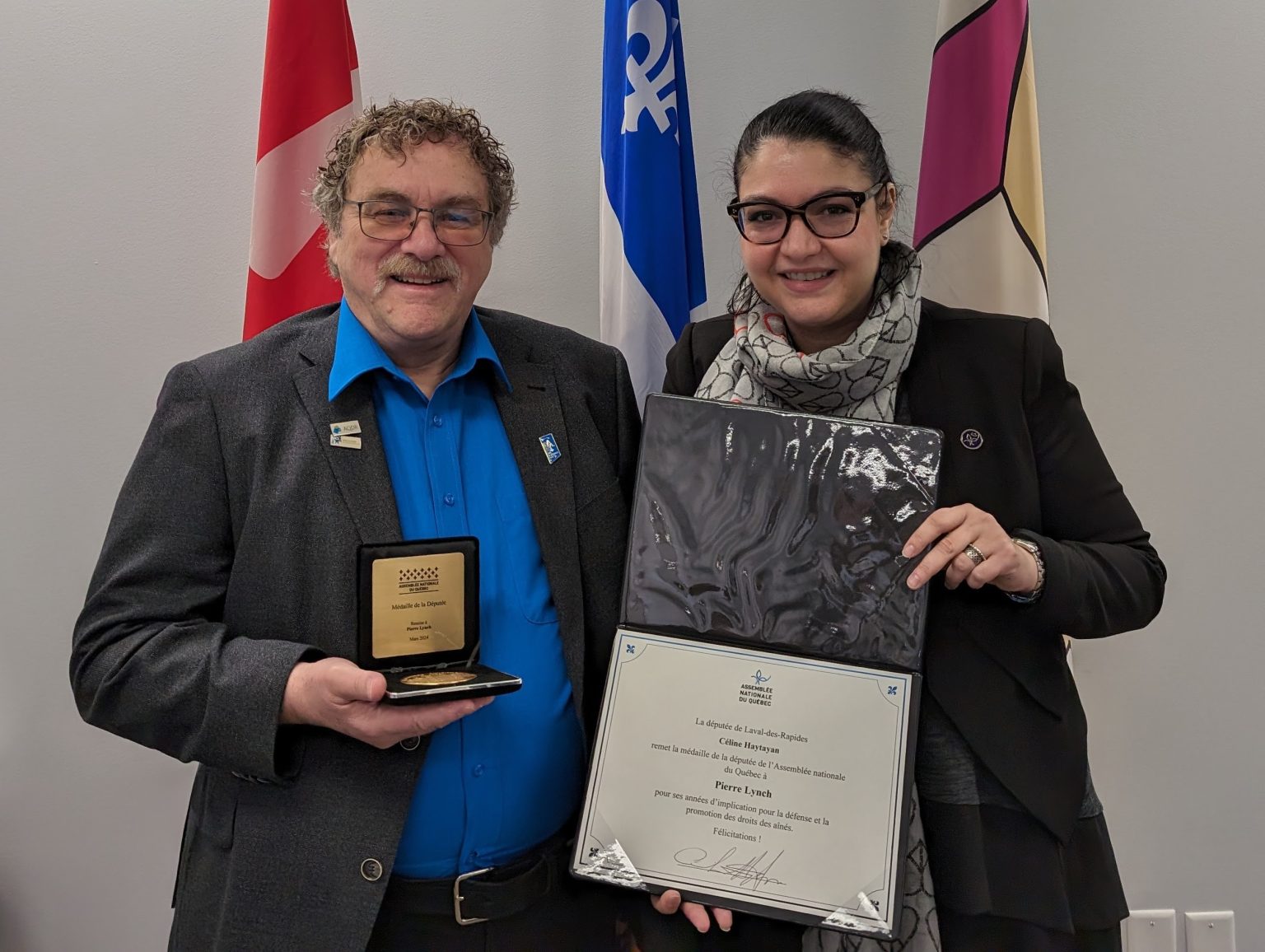 Pierre Lynch reçoit une médaille de l'Assemblée nationale