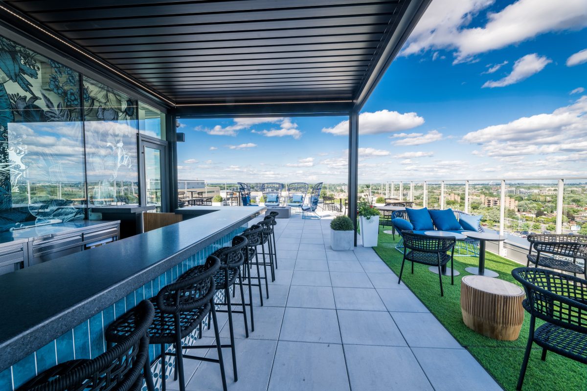 Nouveau restaurant et terrasse au 10e étage inaugurés à Laval