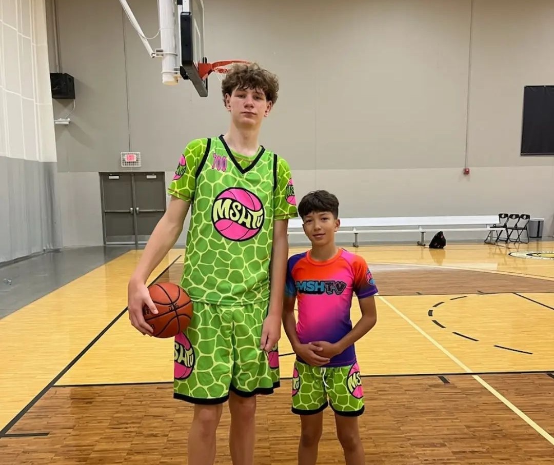 7 pieds et 3 pouces à 13 ans : un basketteur lavallois enflamme le web