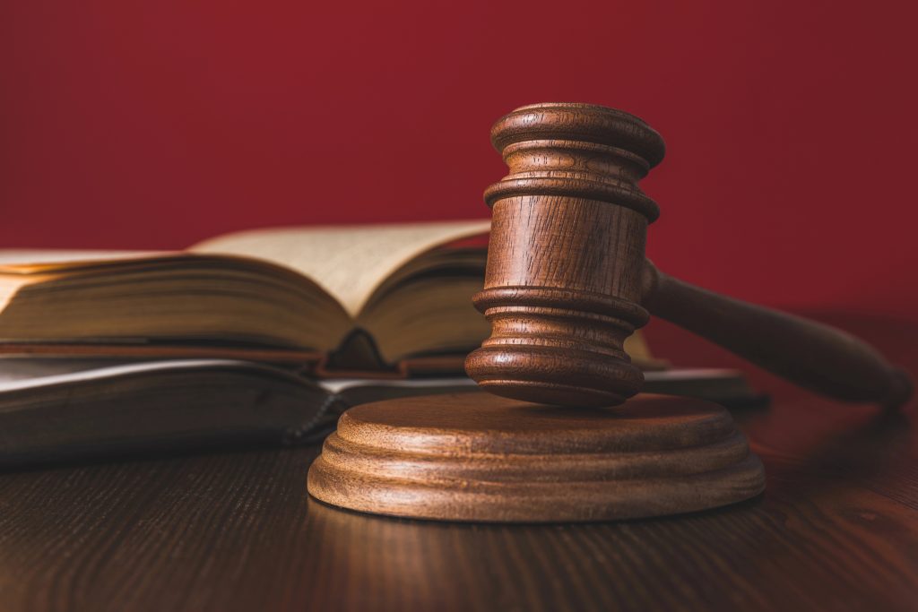 Une fraudeuse vole plus de 100 000$ à son employeur en créant de faux ...