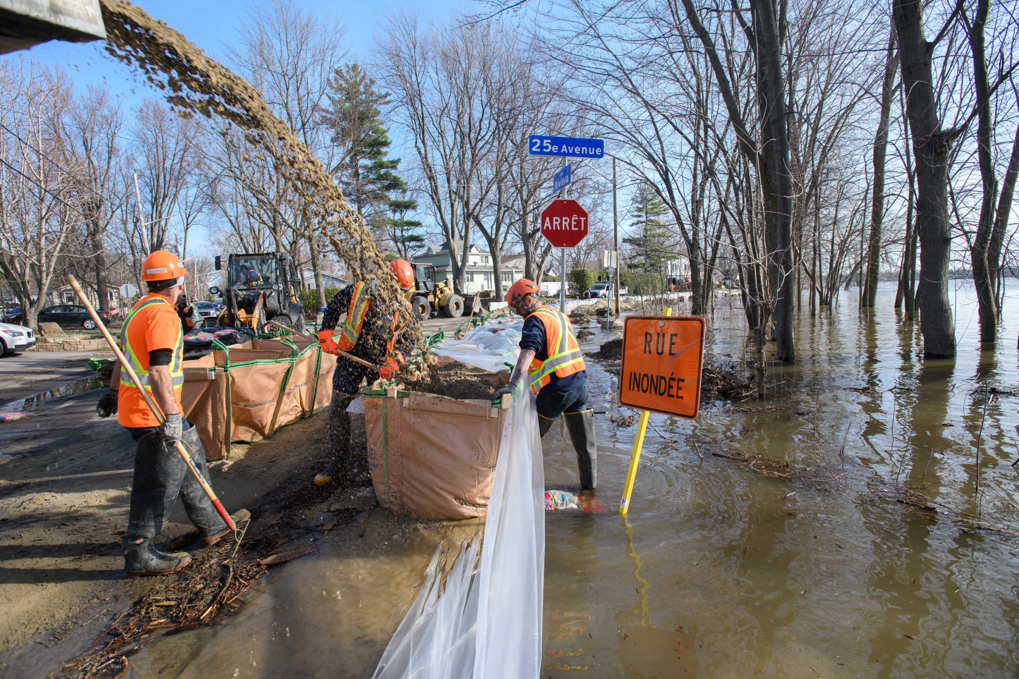 Une digue anti-inondation érigée à Laval
